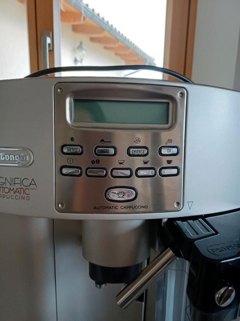 De'Longhi Magnifica ESAM 3500.S Kaffeevollautomat - EdelKüche