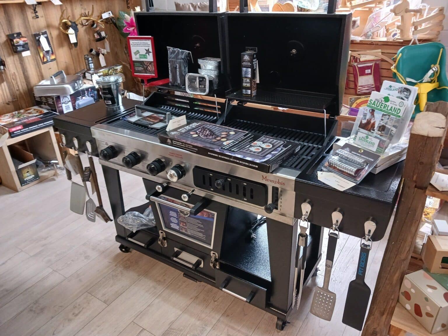 Elegantes Pit Boss Memphis Ultimate 4 In 1 Kombigrill Bild